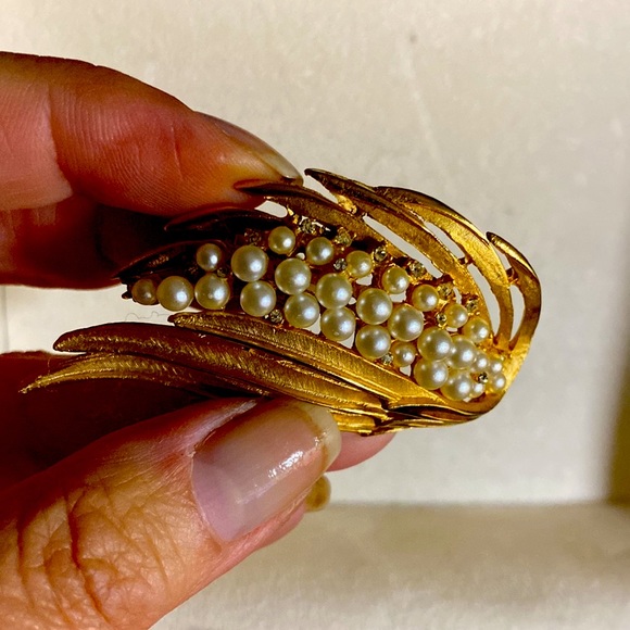 BSK | Jewelry | Bsk Designer Vintage Beautiful Large Gold Color Pearl Crystal Brooch | Poshmark